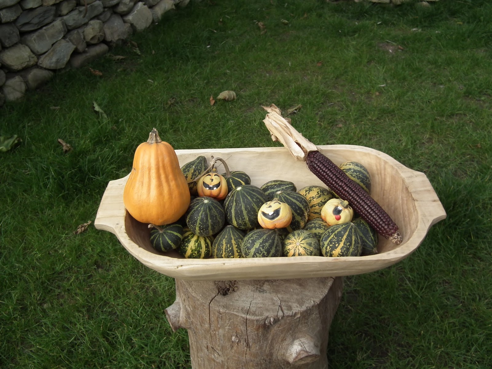 Covoare taranesti: Covata cioplita manual din lemn de pluta.