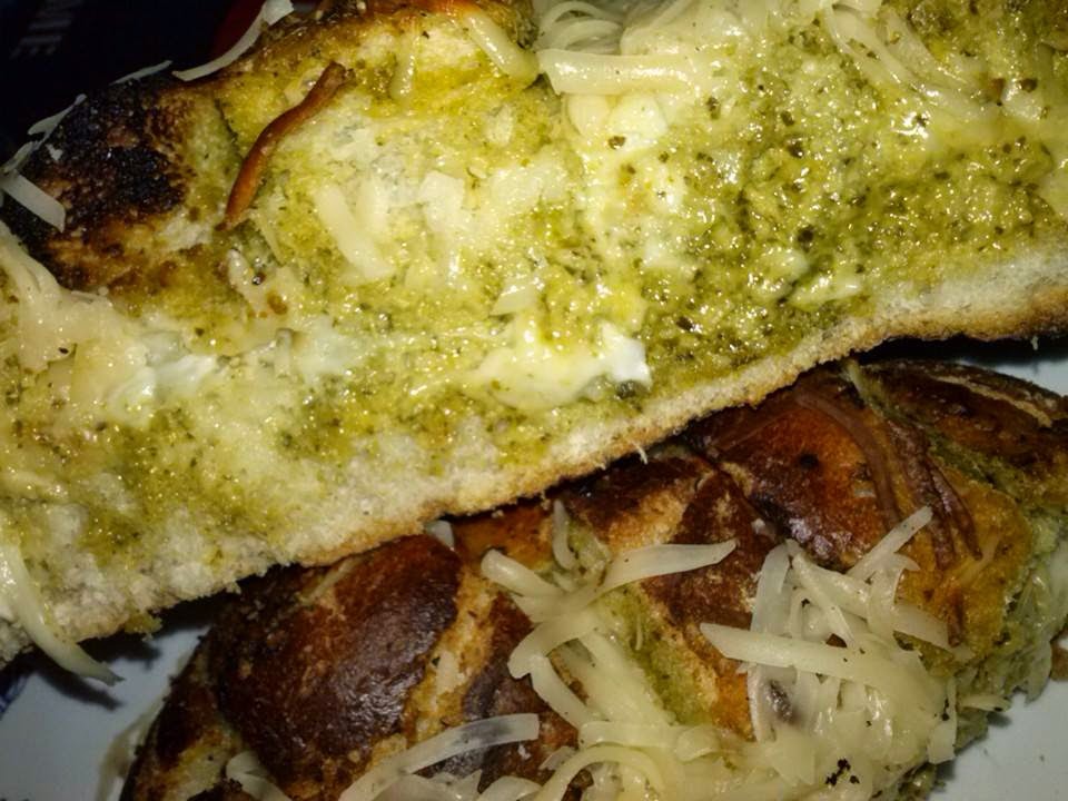 Pan con salsa pesto y queso mozzarella | Las recetas de la Vi