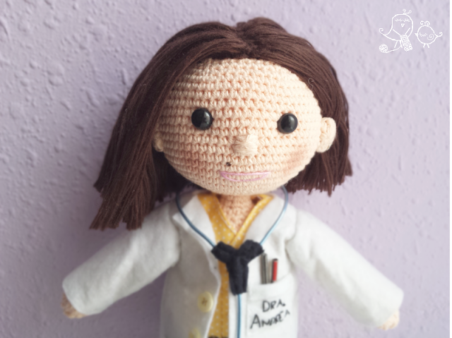 MUÑECA AMIGURUMI DE UNA DOCTORA