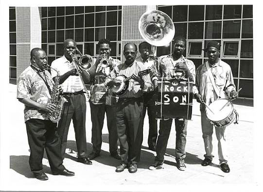 Kaseko trendsetter en muziek legende Carlo Jones heengegaan