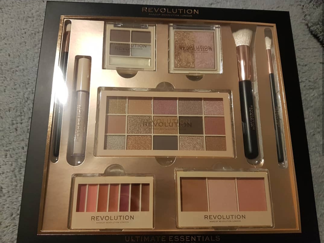 Revolution Ultimate Essentials Makeup Giftset Review and Swatches