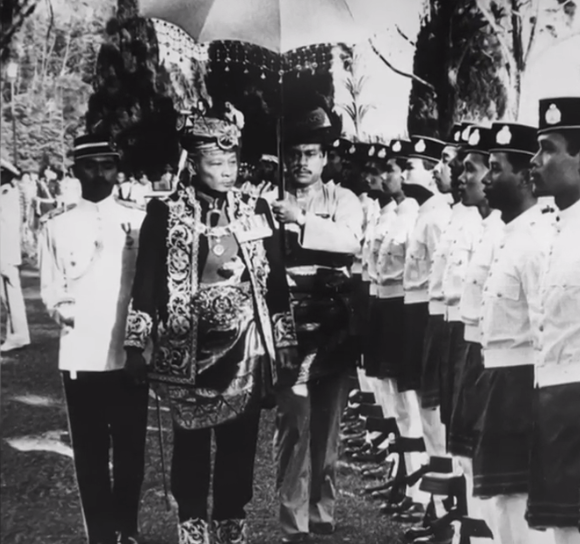 WARISAN RAJA & PERMAISURI MELAYU: Muskat Yang Dipakai Oleh 2 Orang Yang ...