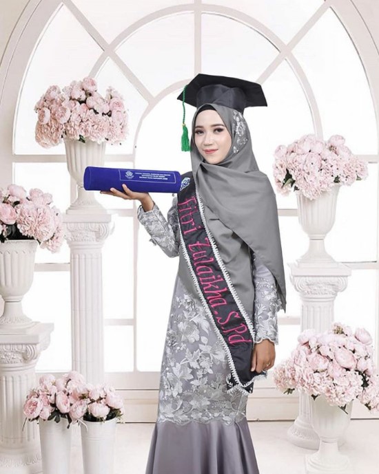 √ 29 Model Hijab Wisuda Menutupi Dada Syari yang Islami Modern Terbaru ...