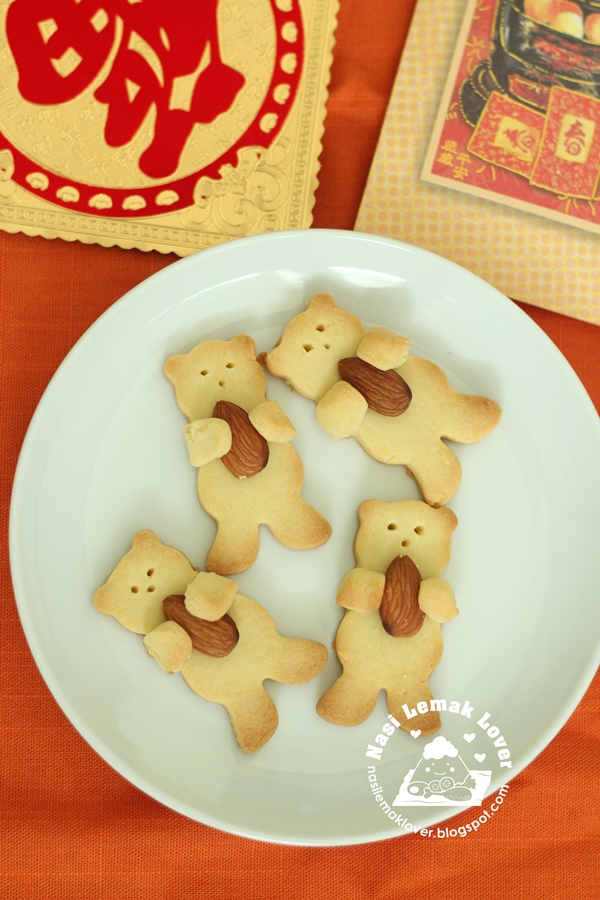 Nasi Lemak Lover: Nut-Hugging Bear Cookies 小熊抱杏仁饼干_2016 CNY cookies 年饼_金猴报春