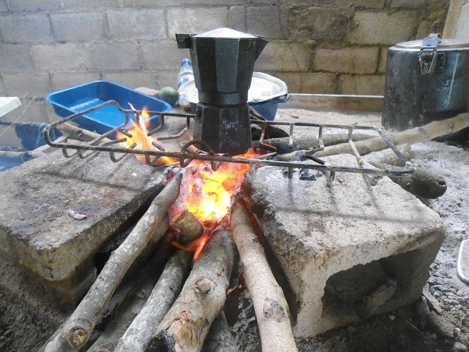 Cocina casera República Dominicana: Colando café en un fogón dominicano