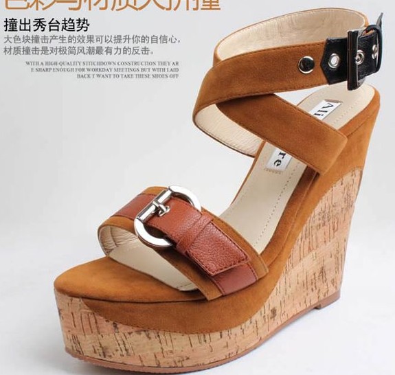 Les belles femmes de choisir à talons hauts sandales