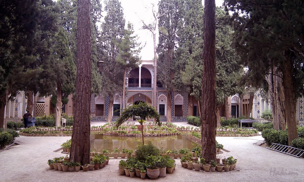 Uppersia Iran Travel blog: The decent shrine of Shah Nimatullah Vali.