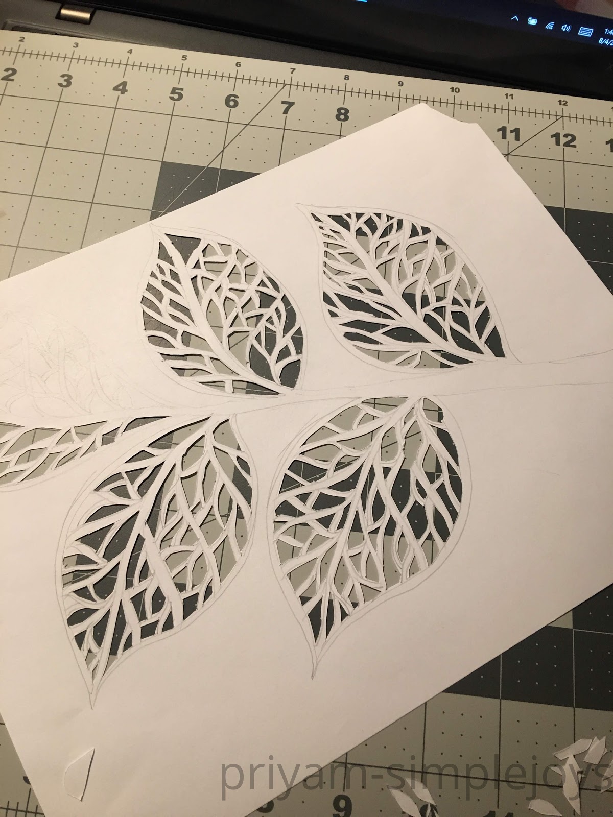 SimpleJoys: Paper Cut Leaf