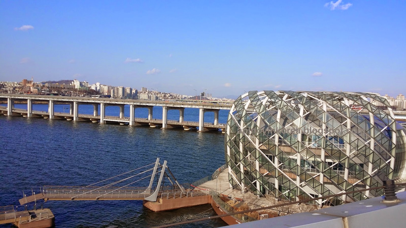A Pinoy in Korea: The Jamsu Bridge And The Floating Island!