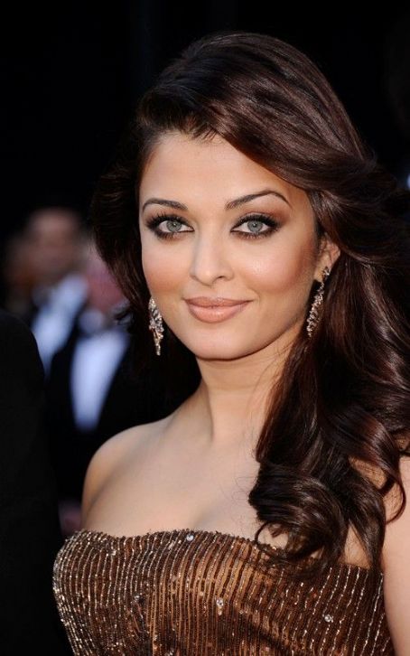 The Best Top Desktop HD Wallpapers: Aishwarya Rai Cute Face Pics