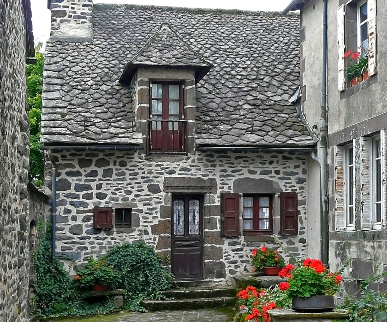 Living the life in Saint-Aignan: Dans le Cantal, la lauze règne sur les ...