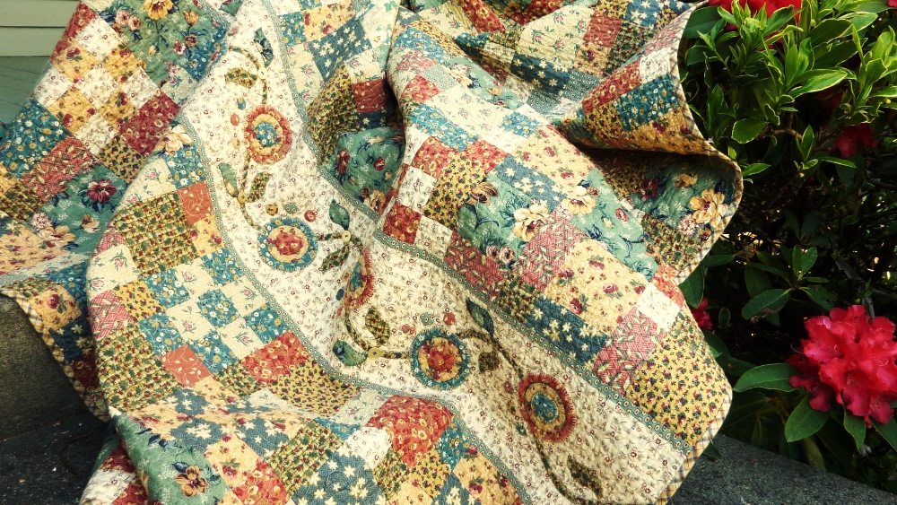 Busy Bee No. 16: Thimbleberries Quilt with Applique Accent Strip