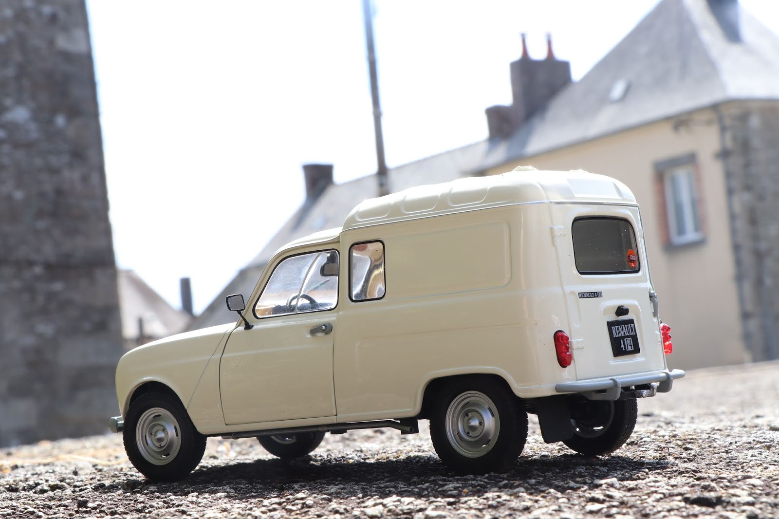 Deux Renault 4L fourgonnette disponibles chez Solido à l'échelle 1/18 ...