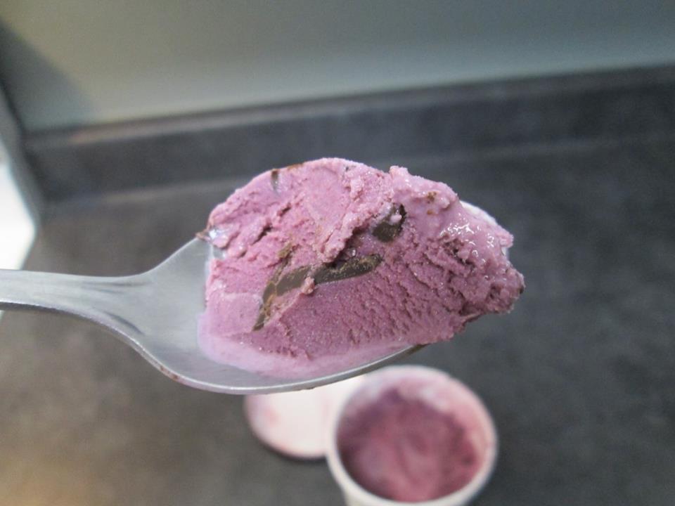 David's Ice Cream Reviews: Graeter's - Black Raspberry Chocolate Chip