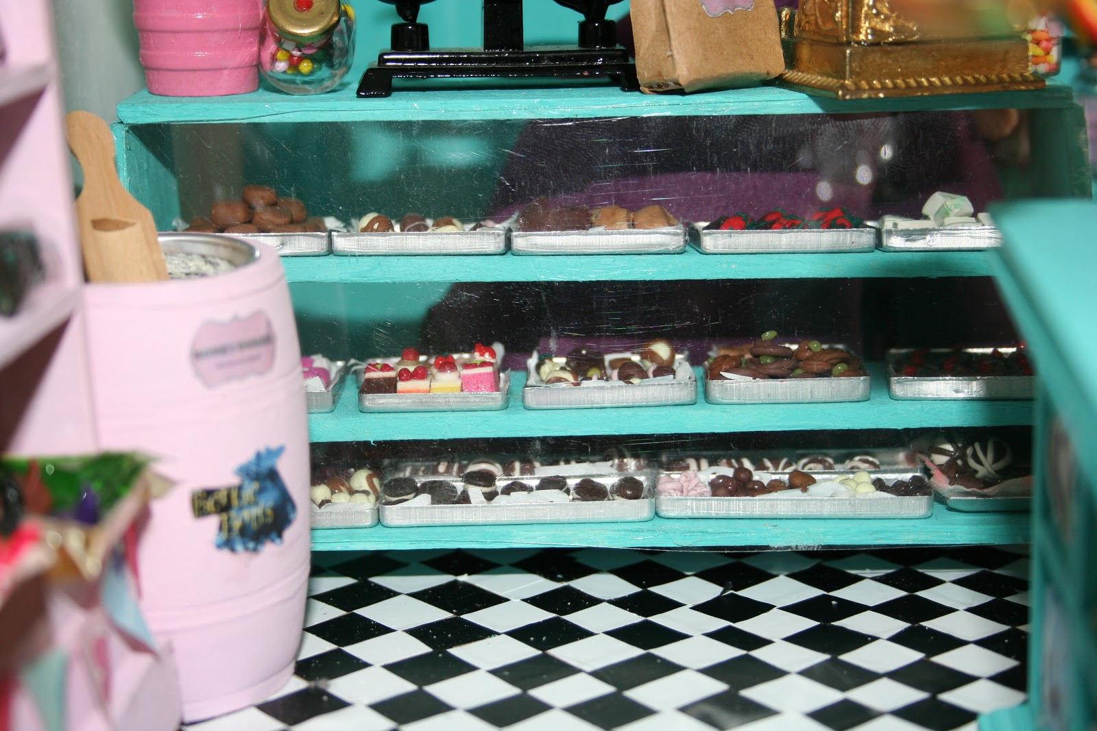 Elizabeth's Miniature World: Honeydukes Sweet Shop