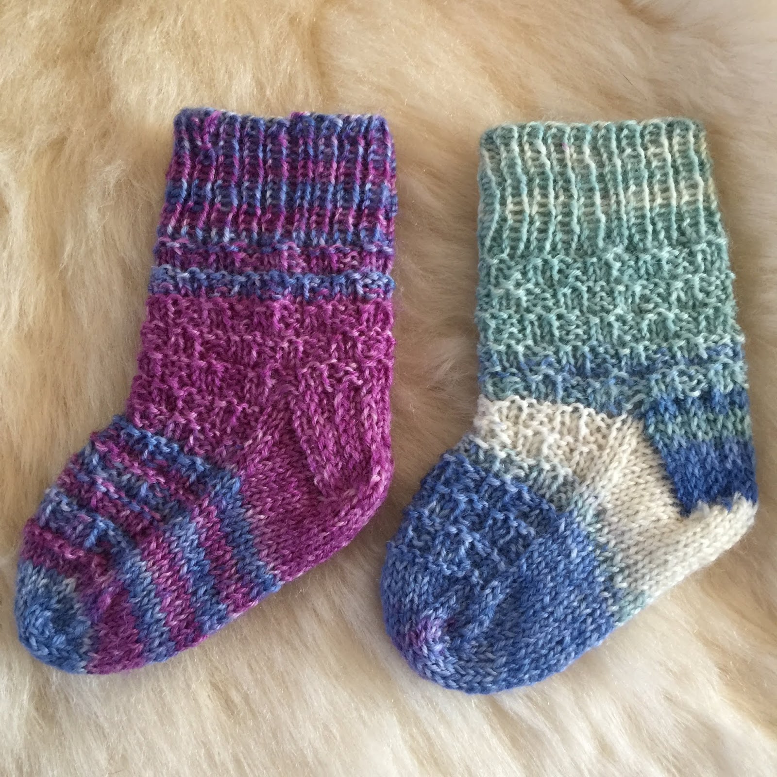 The Woolly Adventures of a Knitting Kitty: Itty Bitty baby socks
