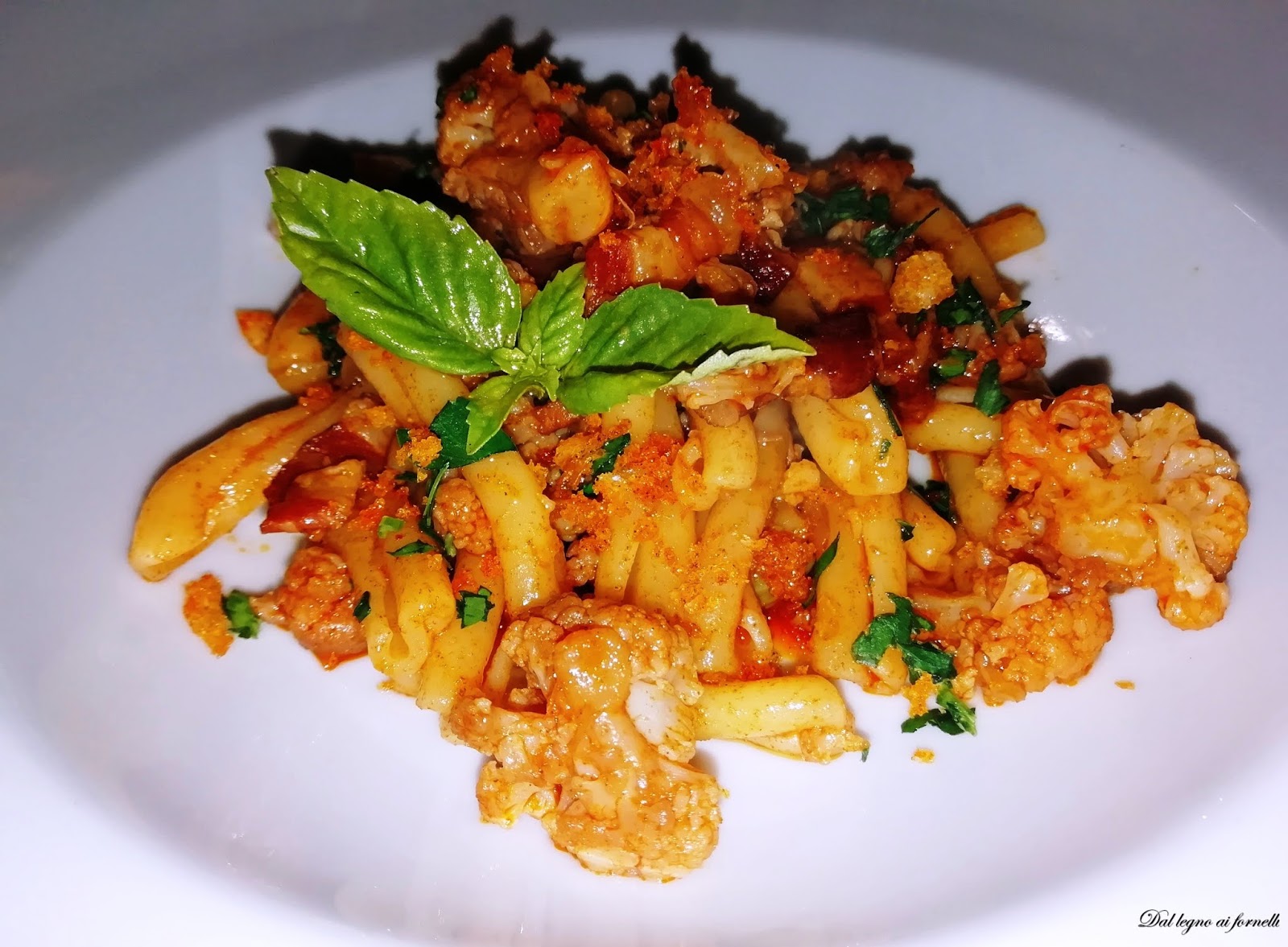 Caserecce con broccoli bianchi alla paprica dolce e pancetta.