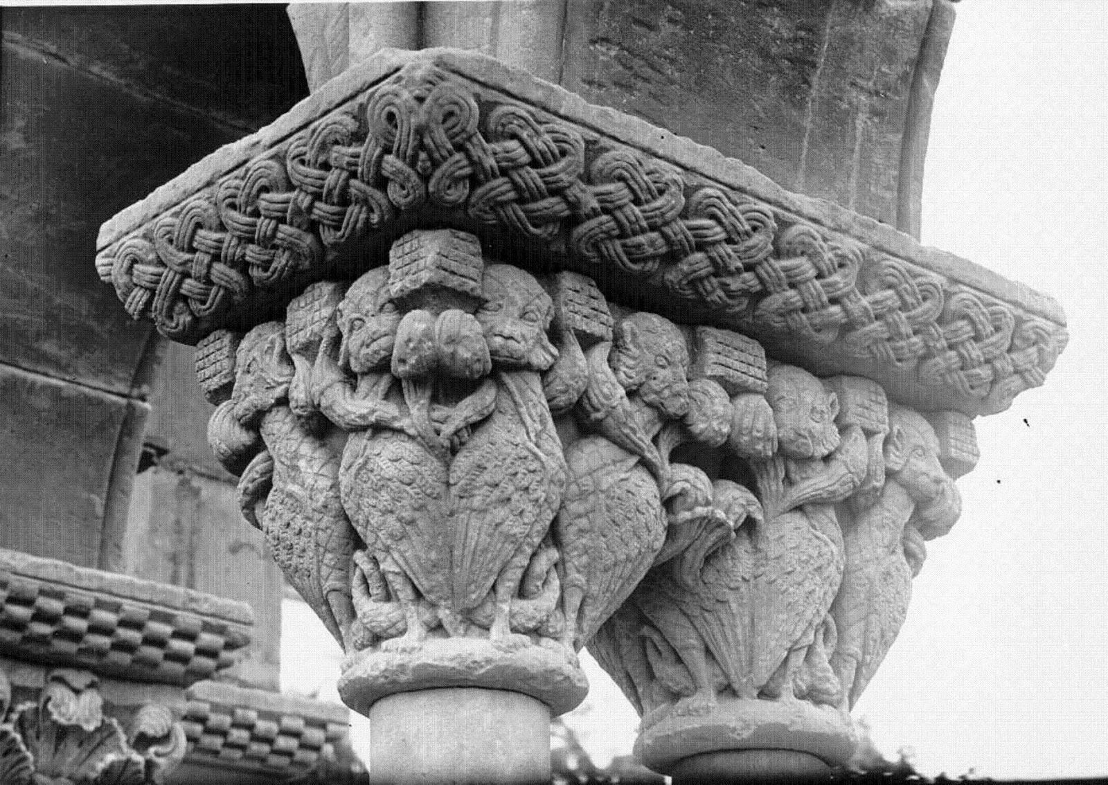 Capiteles romanicos Palamos: Capitel grifos asirios