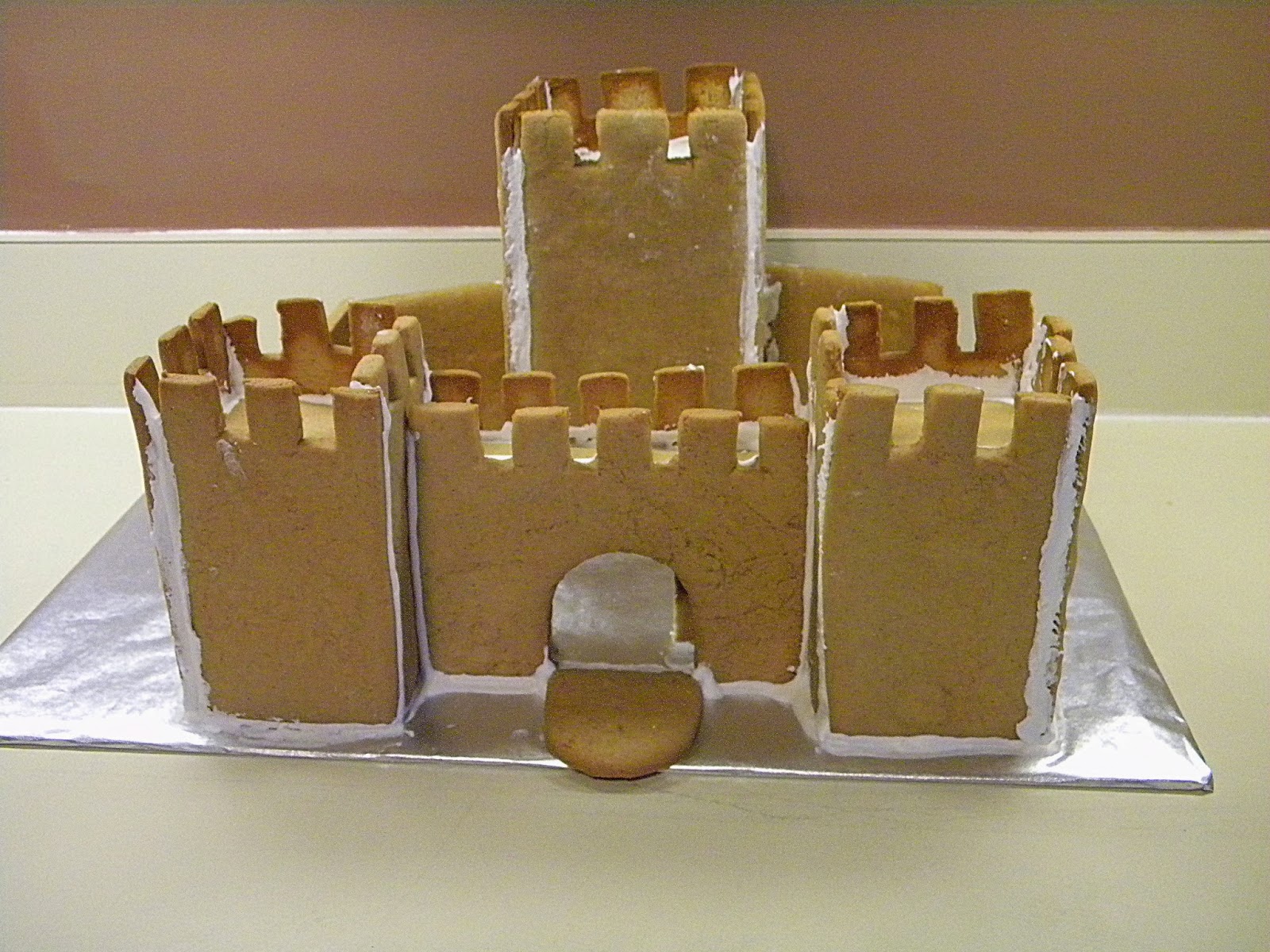 Cake and Jewelry: Gingerbread castle with invincible royal icing