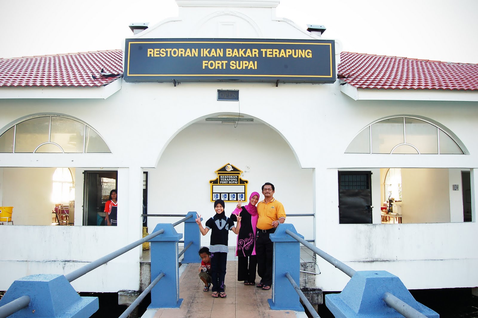 Syahiddmilikku: Restoran Ikan Bakar Terapung Fort Supai, Kuala Linggi.