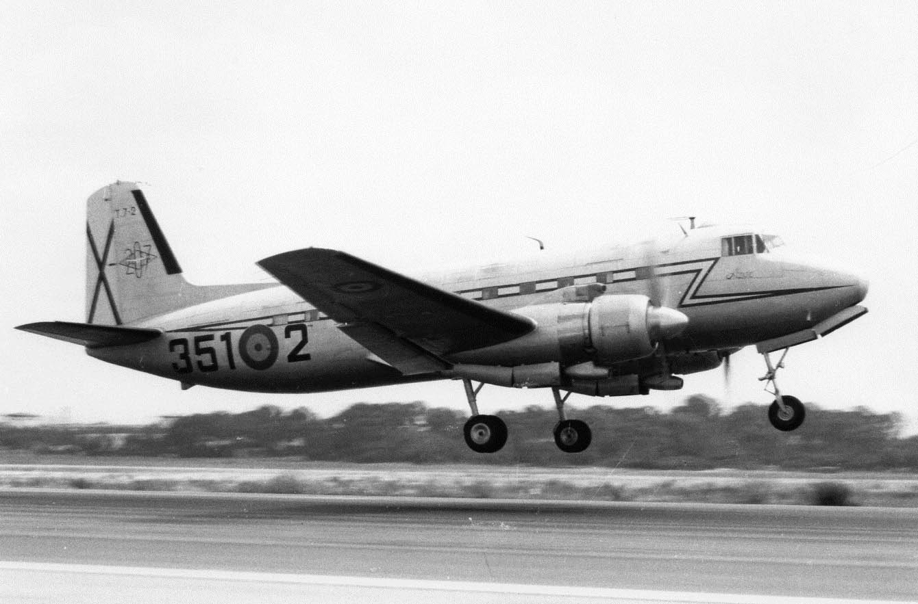 FDRA - Fuerza Aérea: Avión de pasajeros: CASA C-207 Azor