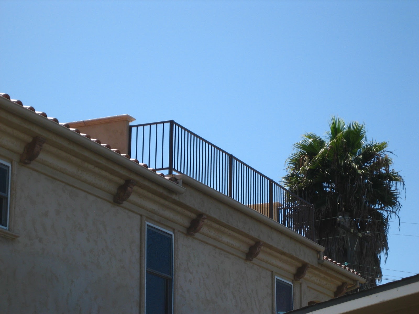 Calfin Fabrication: Custom steel railing for rooftop patio