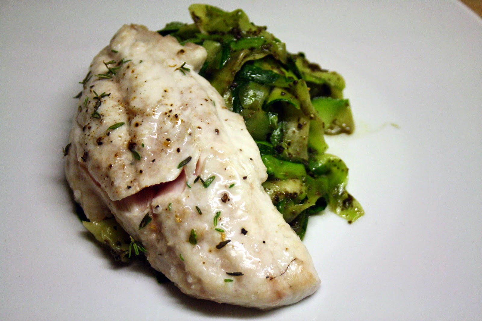 Filetes de pargo grelhados com fitas de courgette