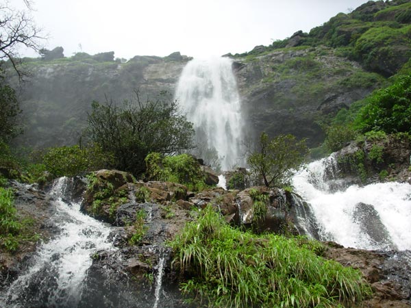 Abhijit's Amazing Monsoon Treks !!!: Impregnable Madhe Ghat