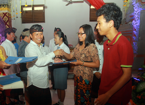 LPD Pecatu Salurkan Beasiswa Pendidikan Rp 200 Juta Lebih - balisaja.com