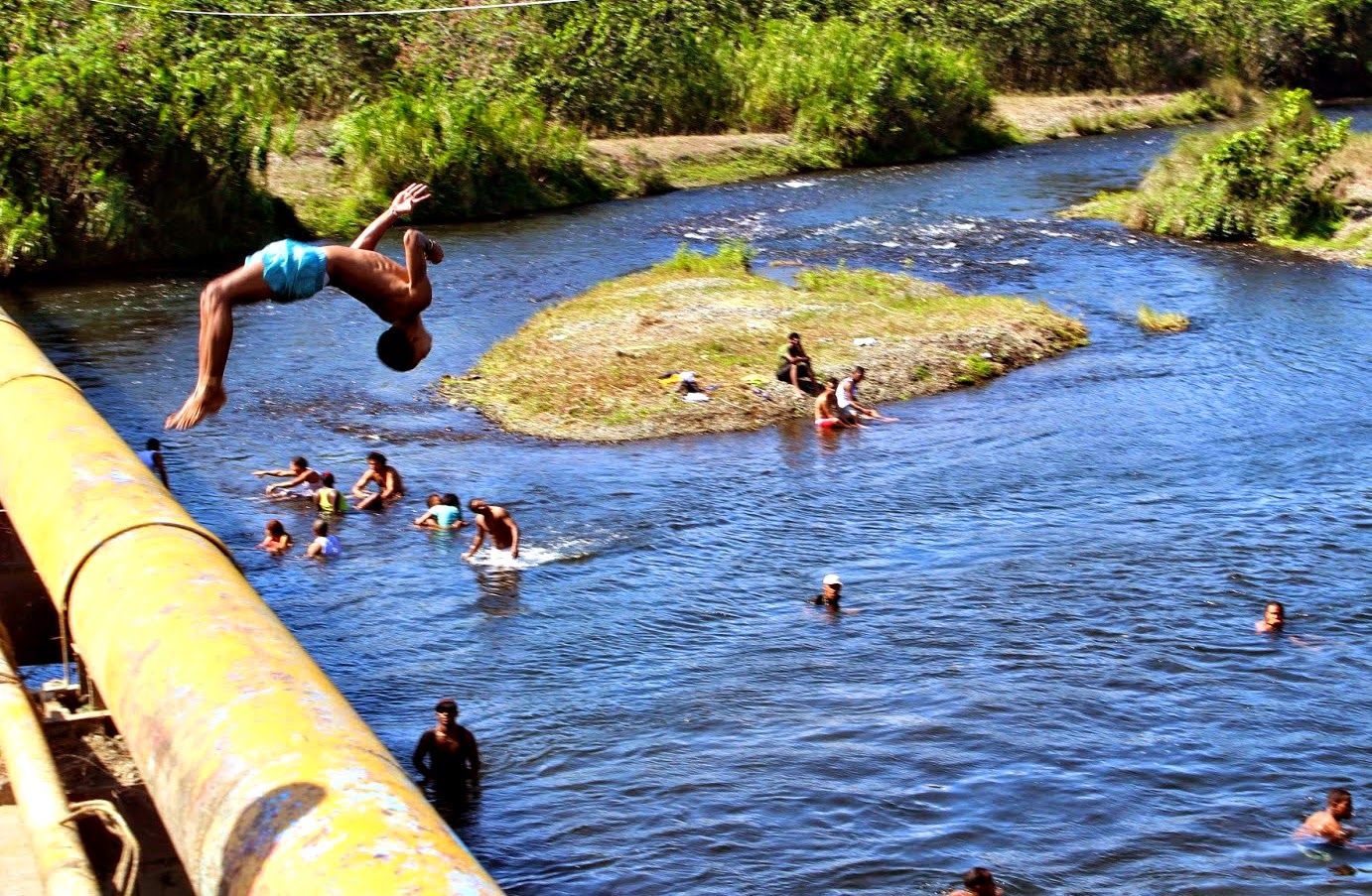 Jóvenes se lanzan de puente Yuna al balnerario poniendo vidas en ...