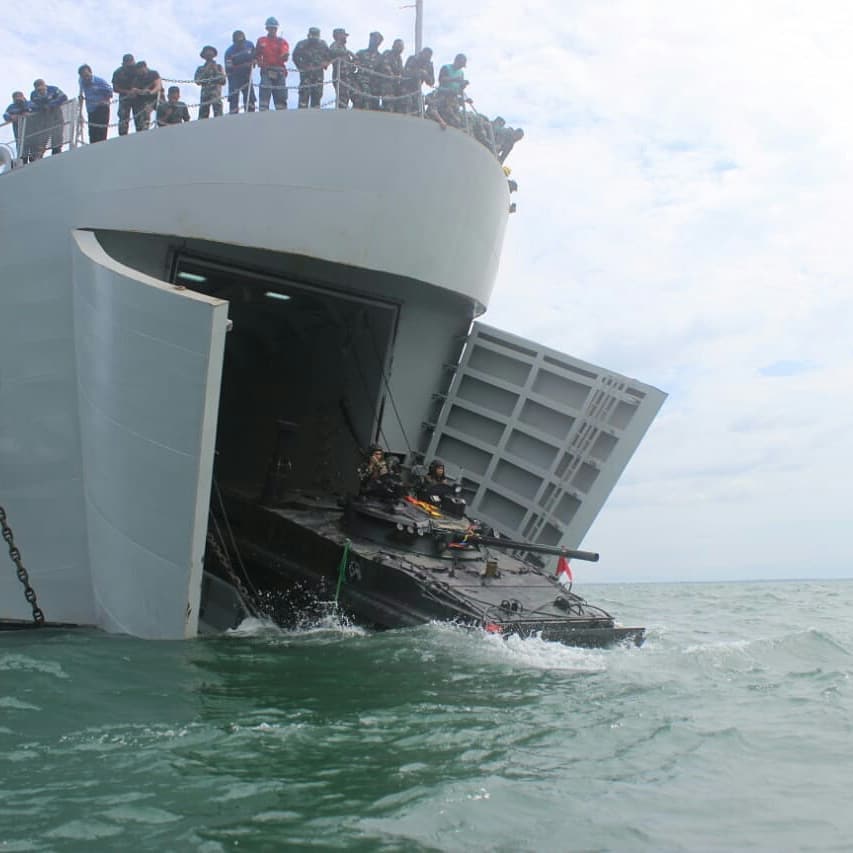 DEFENSE STUDIES: Tank Kavaleri 1 Marinir Dukung Latihan 2 Kapal LST ...