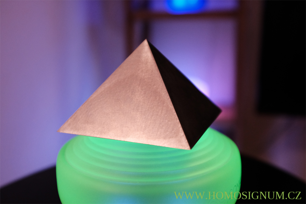 Homosignum: Titanová pyramida a její interakce se Somavedicem