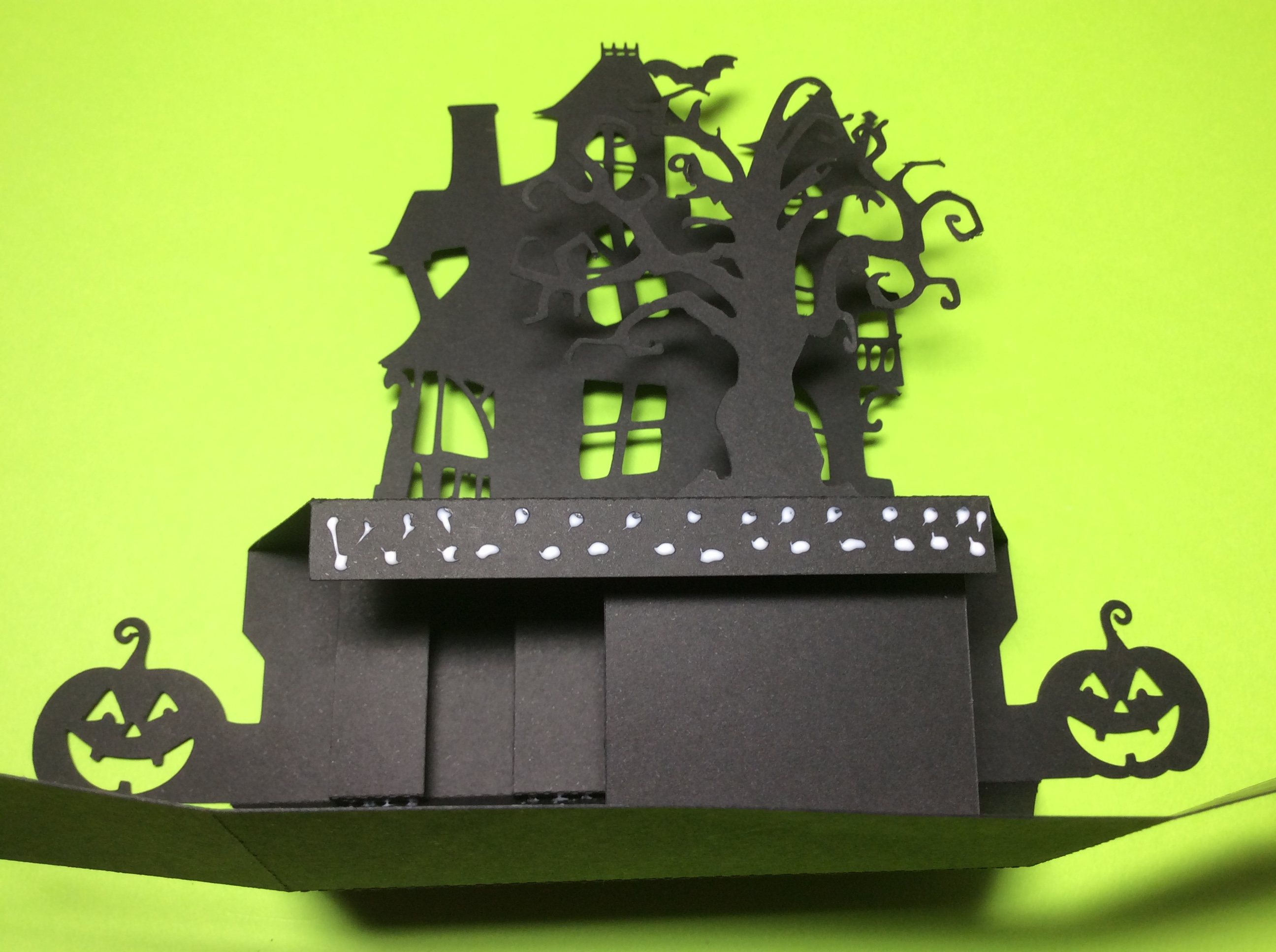 Papercrafts and other fun things: A Spooky Halloween Pop-Up Card