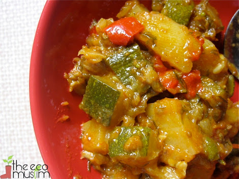 RECIPE: Red Peppers + Courgette Curry | @TheEcoMuslim