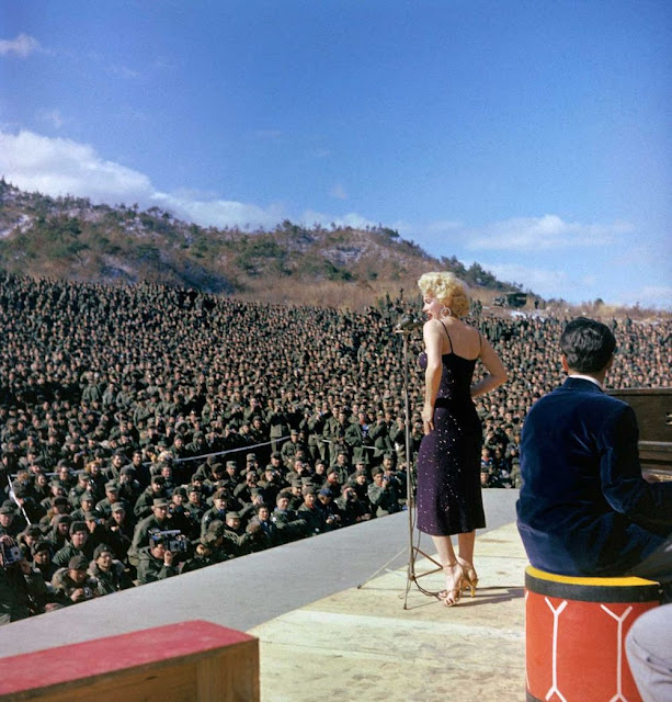 Fascinating Color Photos of Marilyn Monroe Singing to the Troops During ...