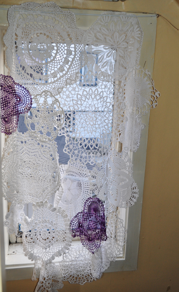 Av Susanne - in english: Doily curtain