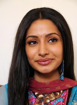 Anita Galler Candid Photoshoot HQ Pics At 'Maro Charitra' Telugu Movie ...