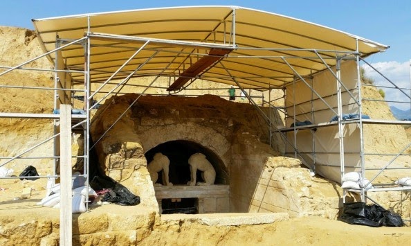 ΝΕΑ ΕΥΡΗΜΑΤΑ ΣΤΗΝ ΑΜΦΙΠΟΛΗ... Η ΠΟΡΤΑ ΕΧΕΙ ΠΕΣΕΙ ΑΠΟ ΜΕΣΑ ΠΡΟΣ ΤΑ ΕΞΩ ...