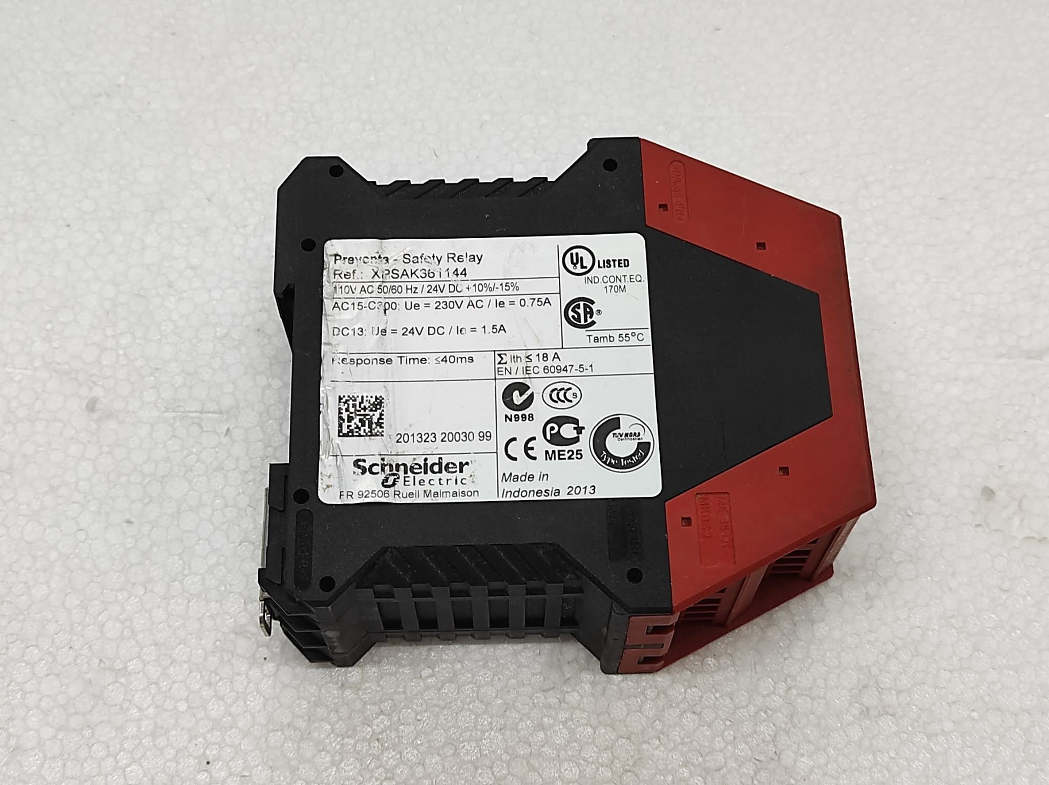 SCHNEIDER ELECTRIC XPS-AK SAFETY RELAY XPSAK361144 110VAC/24VDC