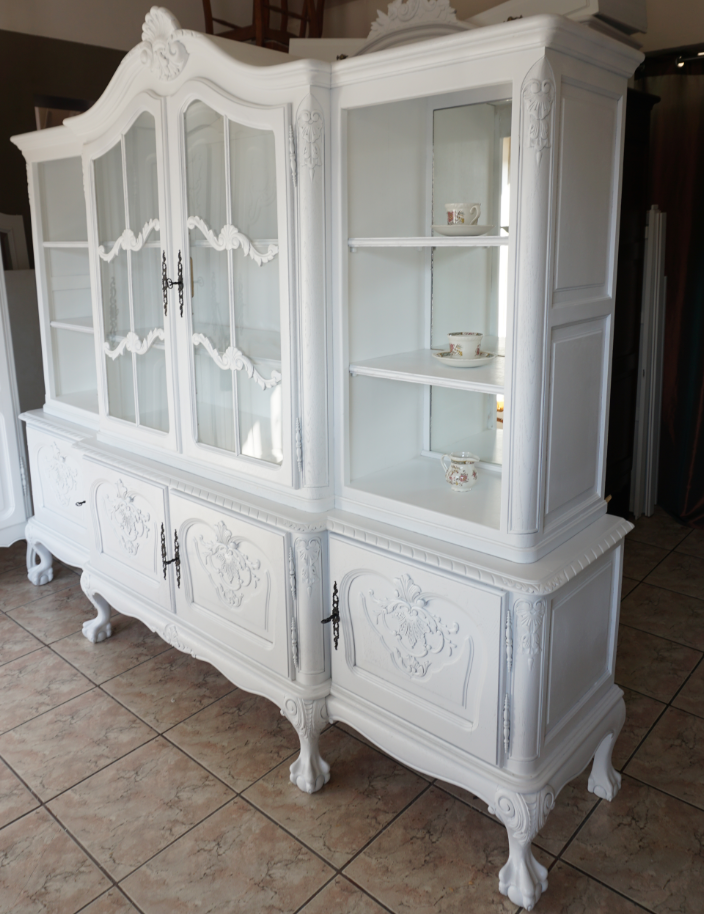 Modern Antyki: [2998] Biała biblioteczka ludwikowska na lwich łapach