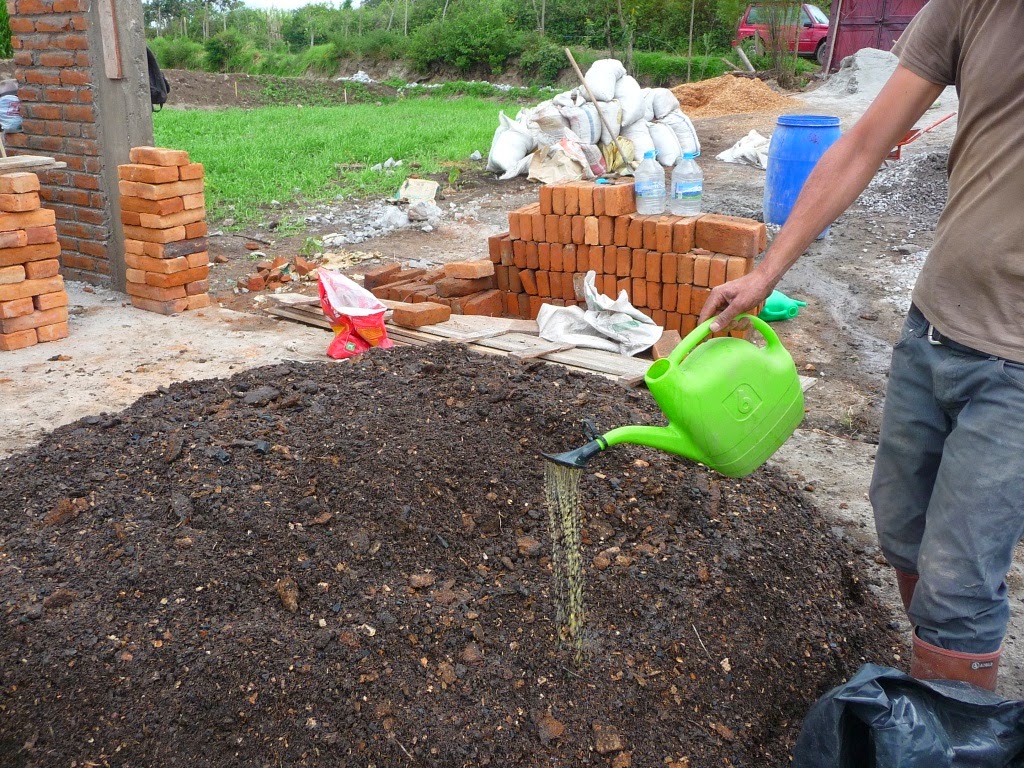 Proyecto de finca orgánica: Elaboración de bocashi (abono precocinado)