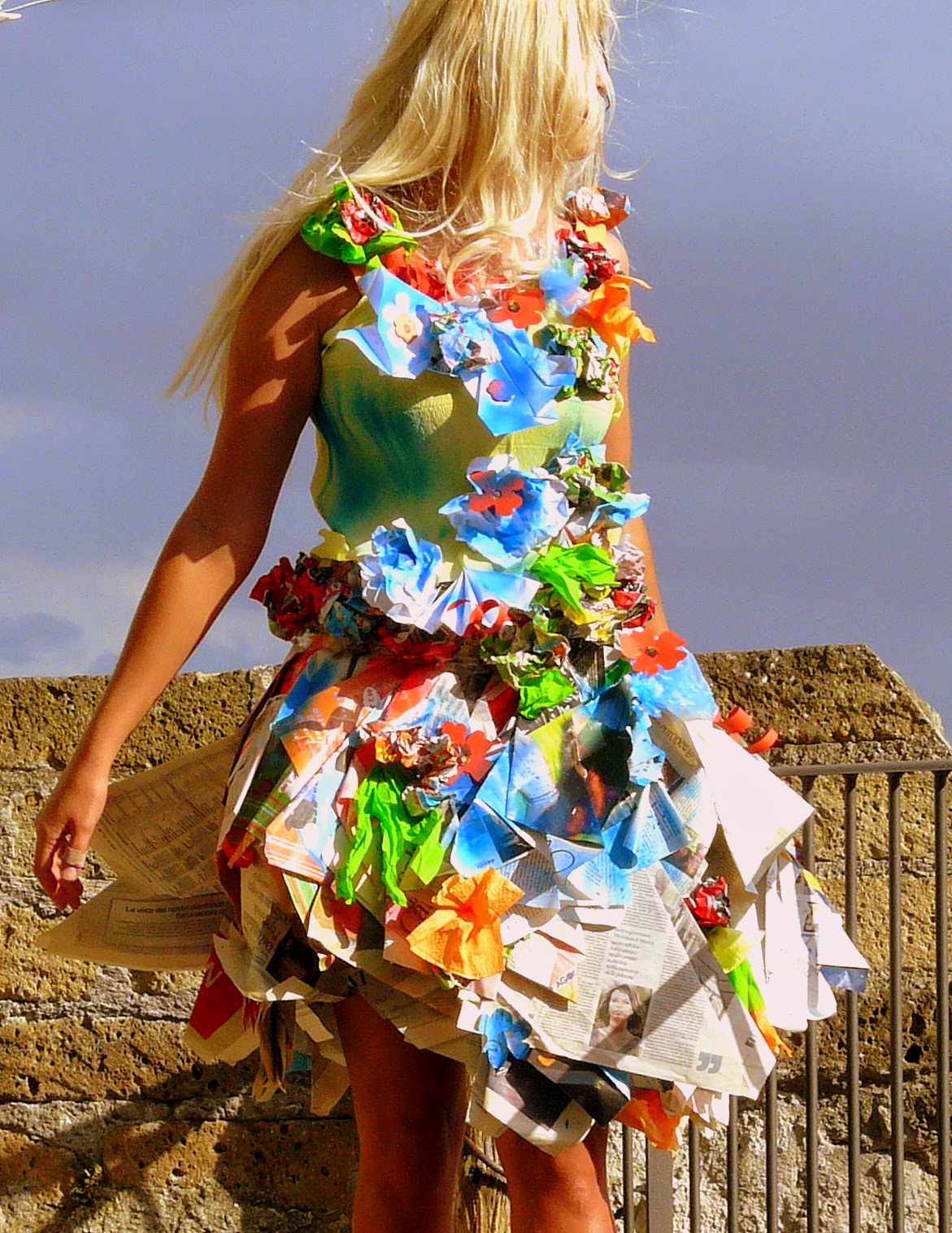 Vestiti di carta e materiale da riciclo: Trash Fashion Project