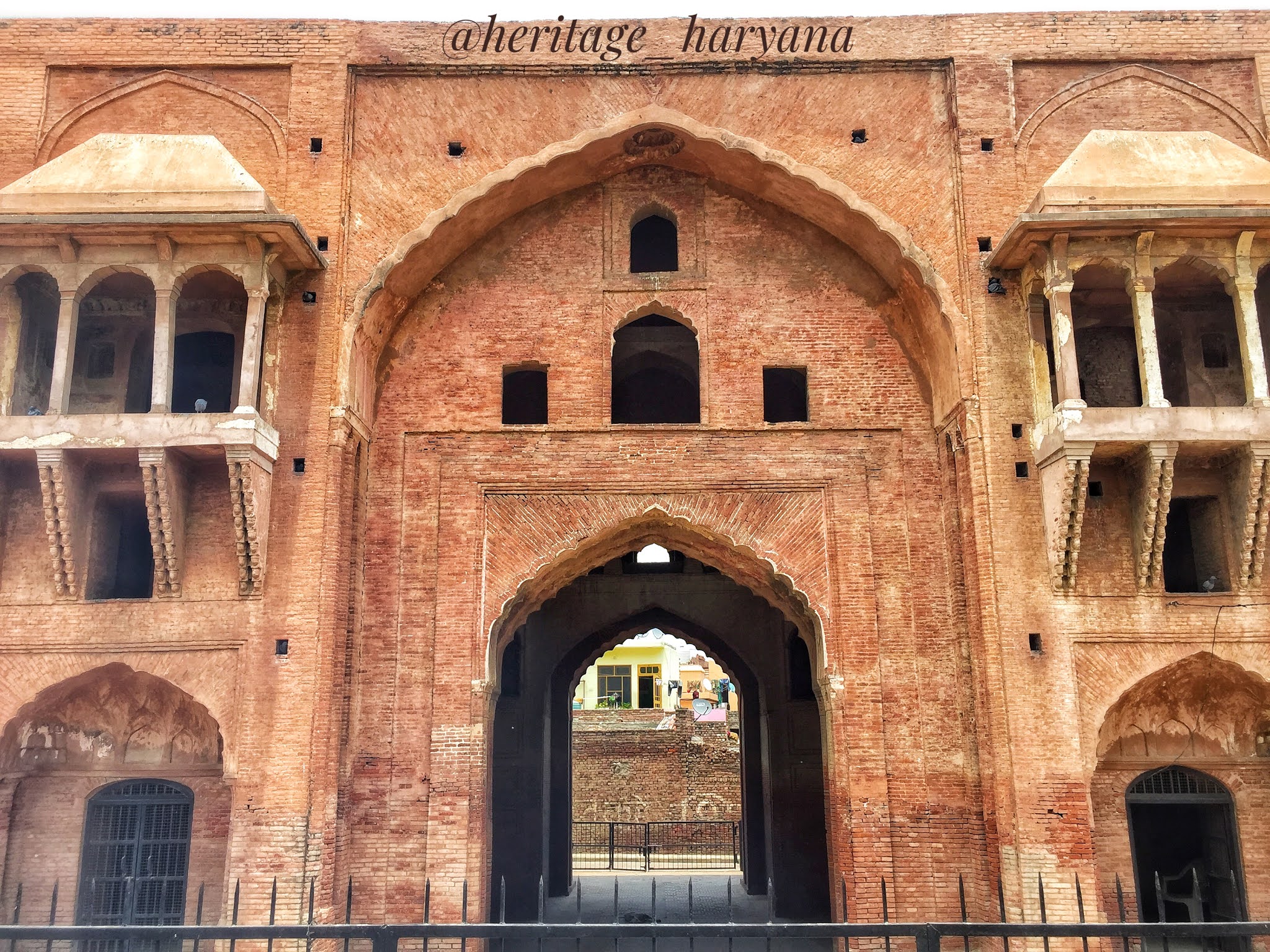GATEWAYS OF MUGHAL SARAI (GHARAUNDA)
