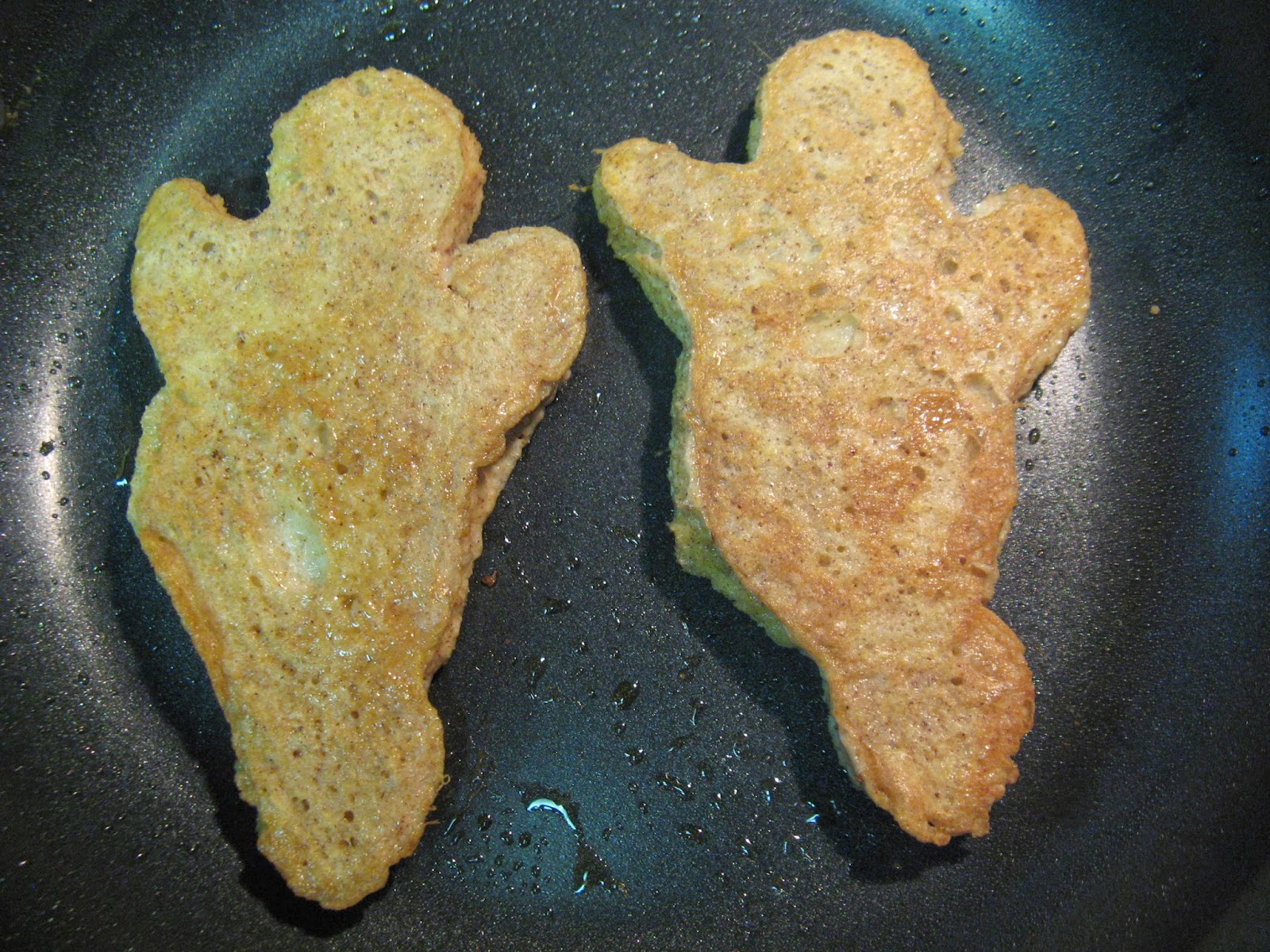 FALIA REVIEWS: Falia's Fall Recipe: French Toast Ghosts