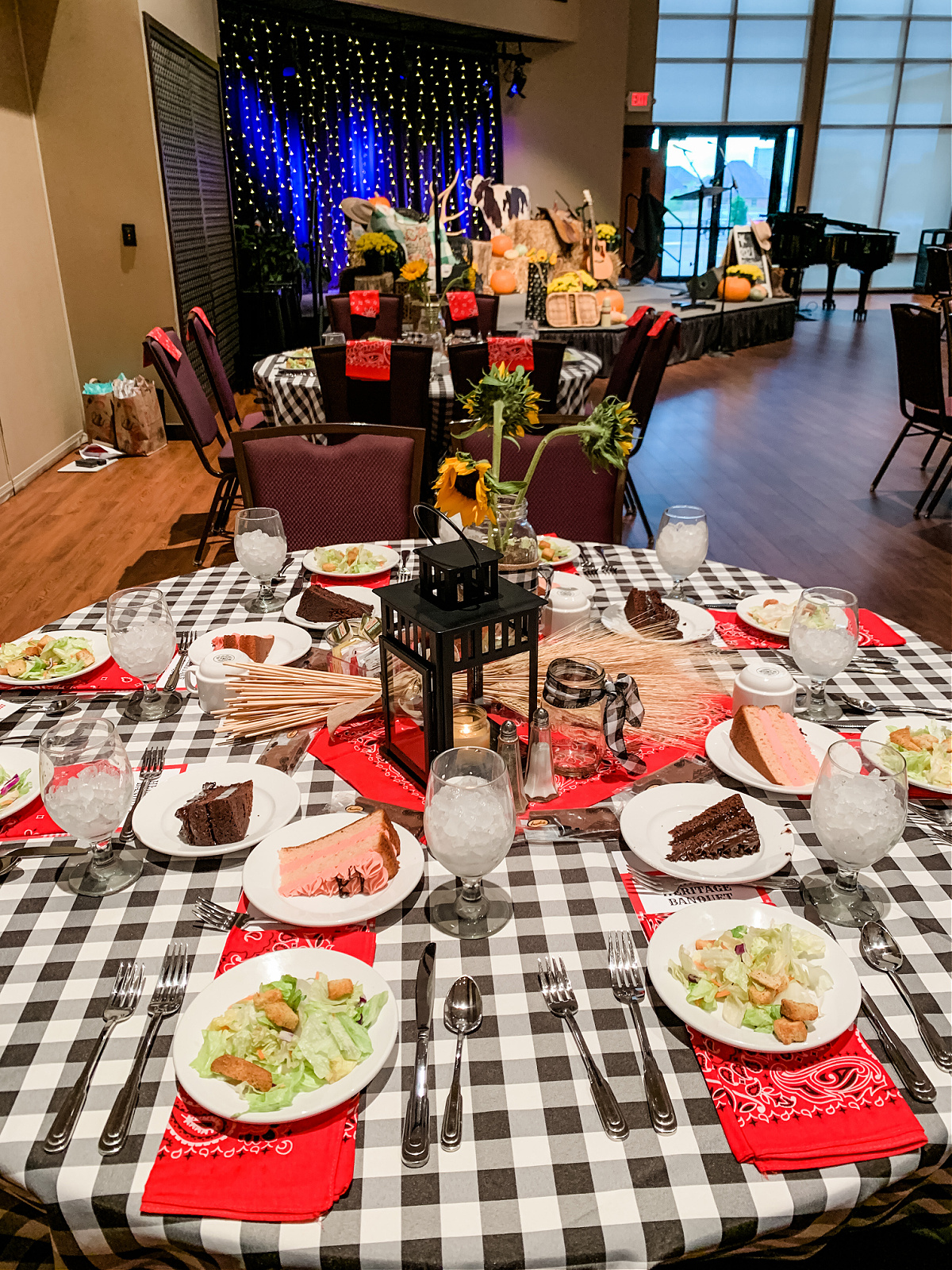OKLAHOMA/WESTERN THEME BANQUET STAGE AND TABLE DECORATIONS | Dimples ...