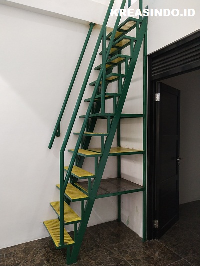 Tangga Trap Besi, Balkon Plat Perforated, dan Pintu Pagar Plat ...