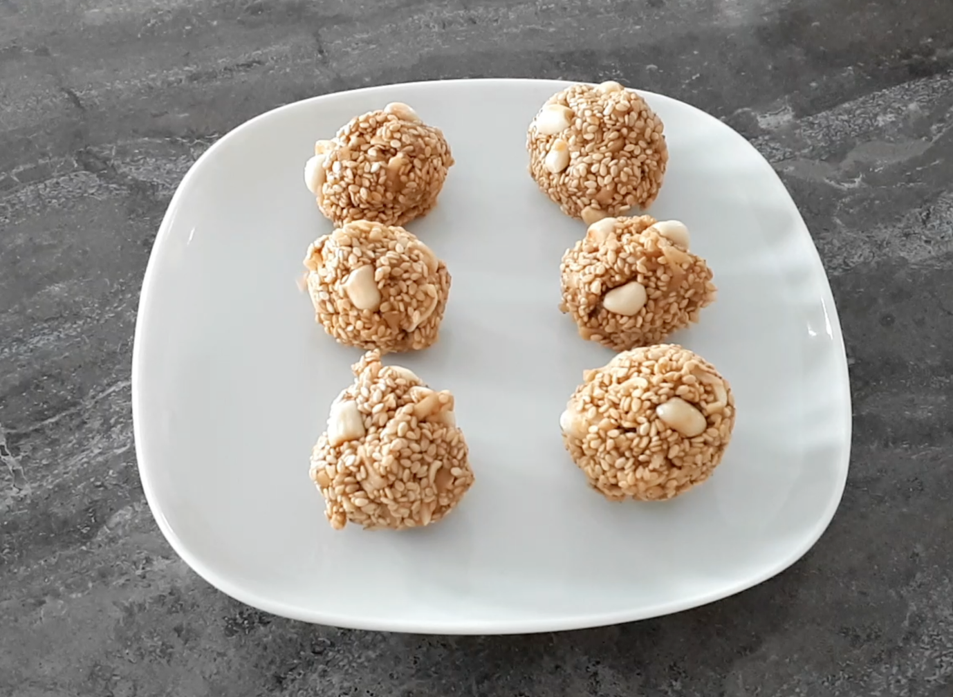 Um Doce Delicioso de Gergelim Como Você Nunca Viu! - O Tilli ke Laddu