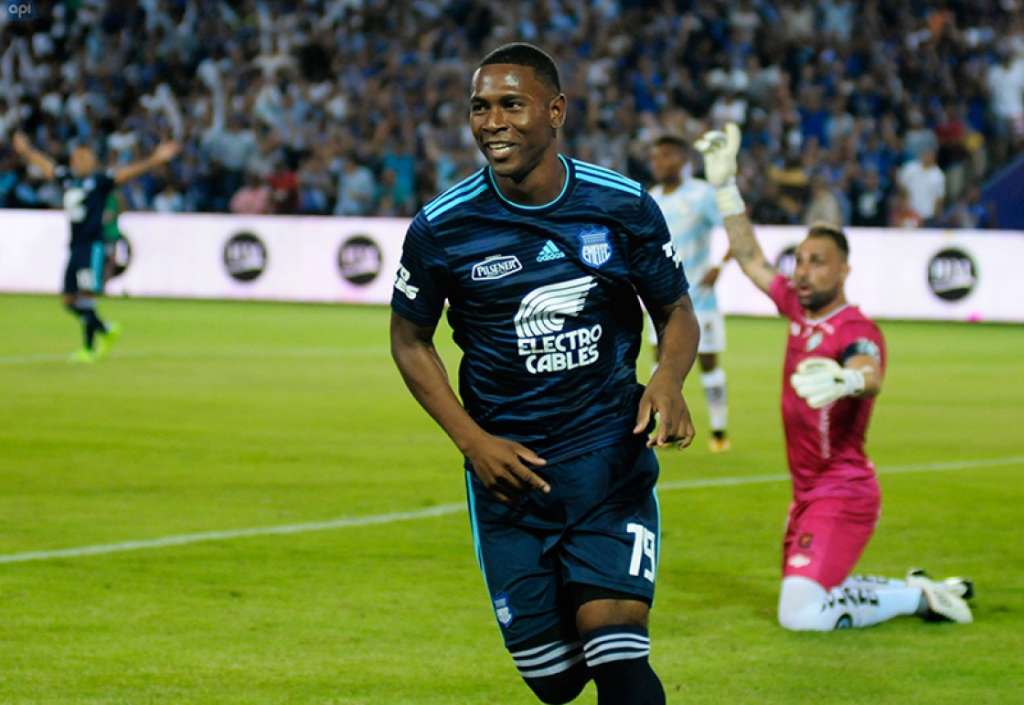 Brayan Angulo sigue sumando como uno de los goleadores históricos de ...