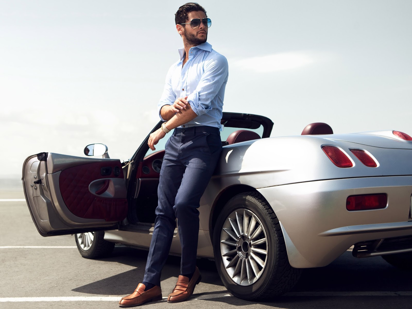 La pasión de un hombre por su auto!