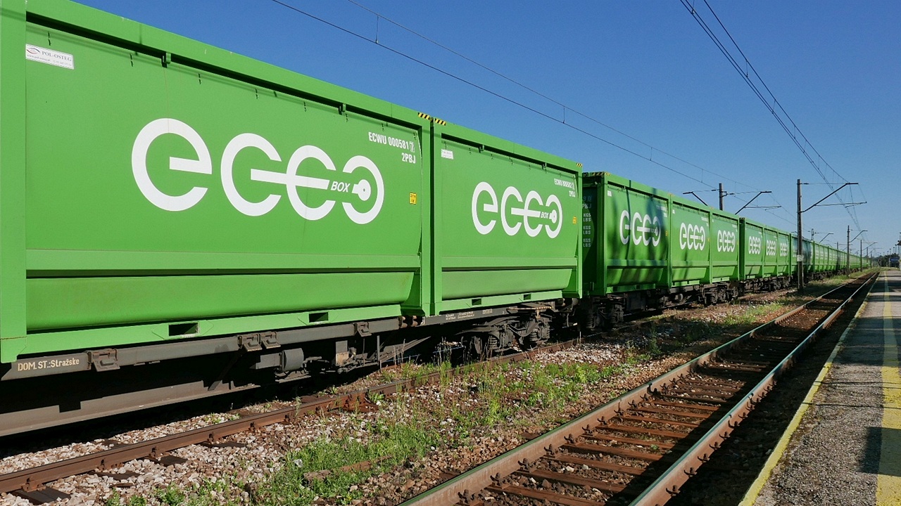 Kontenery EKO-BOX na platformach serii Sgs na stacji Sitkówka Nowiny | Kolejowe Kielce